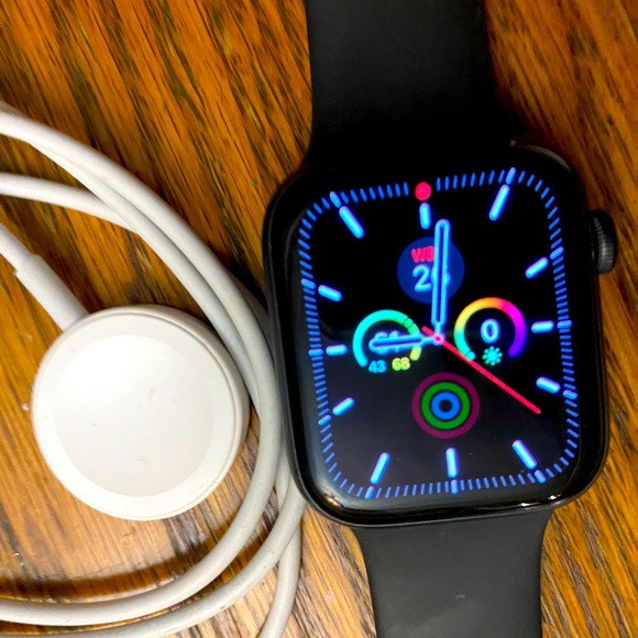 Apple | Wearables | Apple Se Black 44mm Smart Watch With Charger | Poshmark